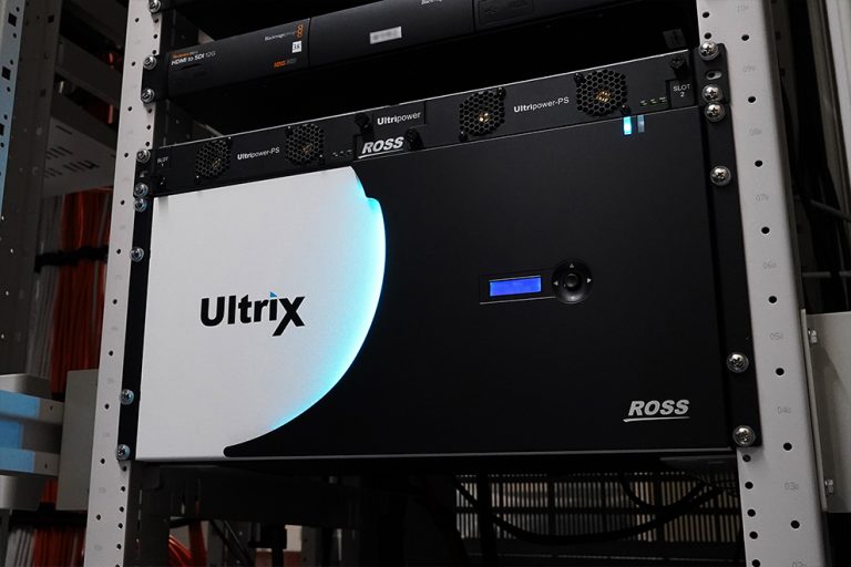 KDDIネットワークセンター 48面ビデオウォール大画面モニター・運用監視システム 導入事例：KDDI株式会社 様 - 三友株式会社 ...